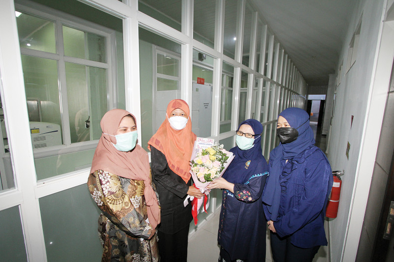 Seikat Bunga untuk Pejuang Laboratorium
