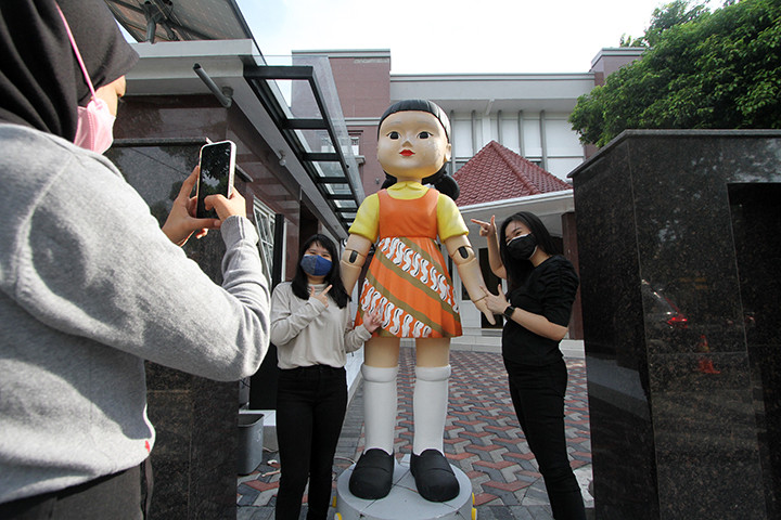 Cak Ji Selamatkan Patung Squid Game