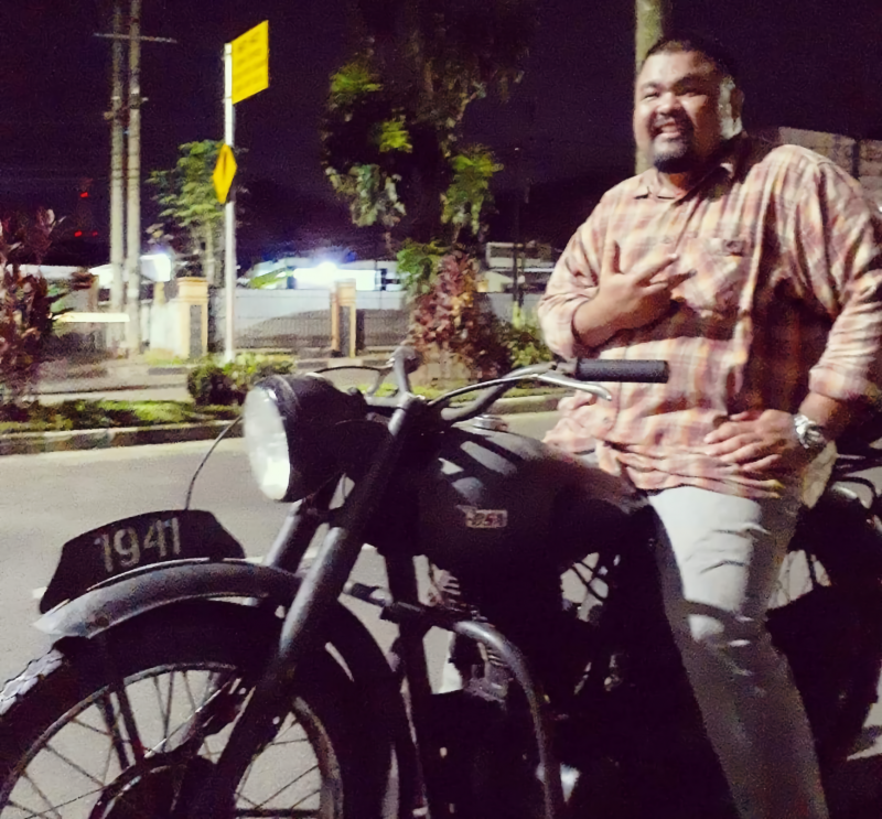 Hobi Motor Militer Kuno dan Custom ala Idoy